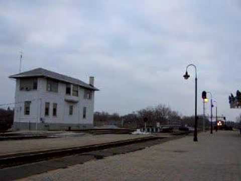 Metra departs, BNSF 4749 arrives. - YouTube