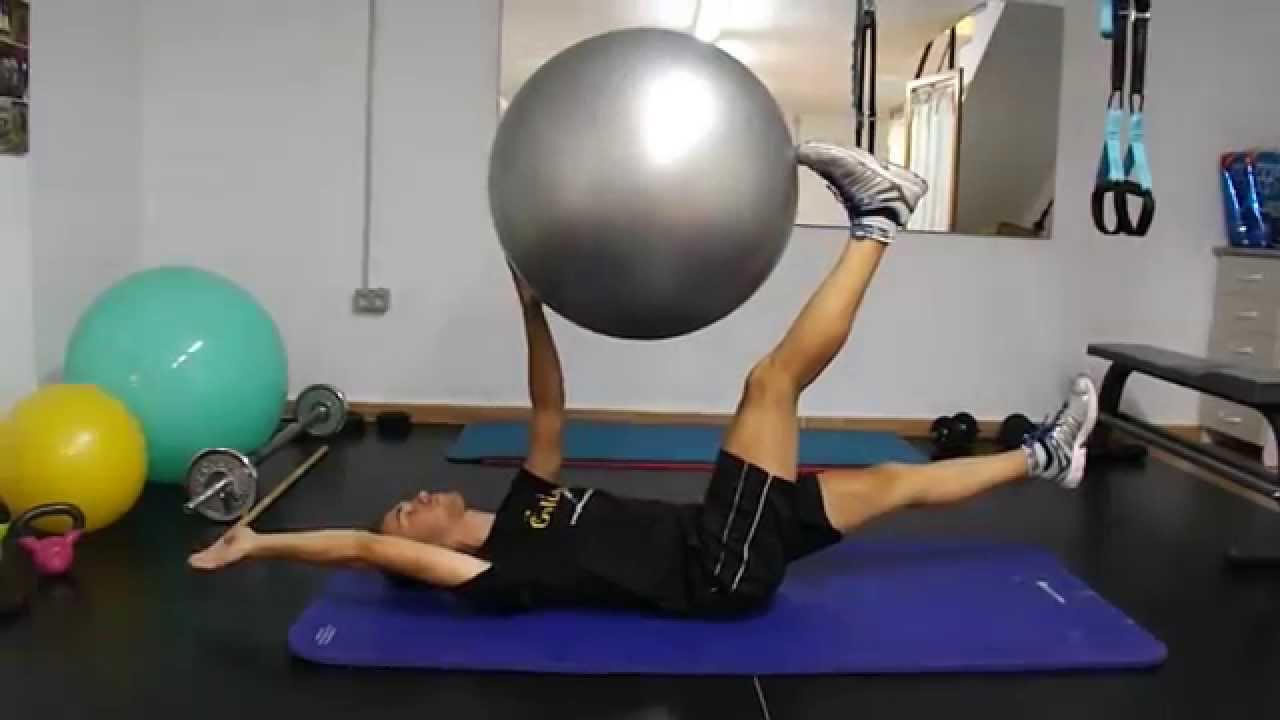 Tumbado supino con fitball entre mano y pie contrario. Rutina ...