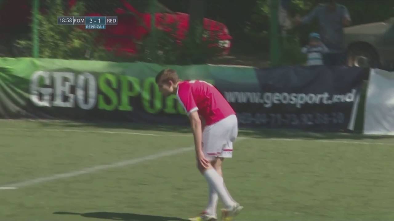 Sumarev inscrie primul sau gol pentru Red Devils - YouTube