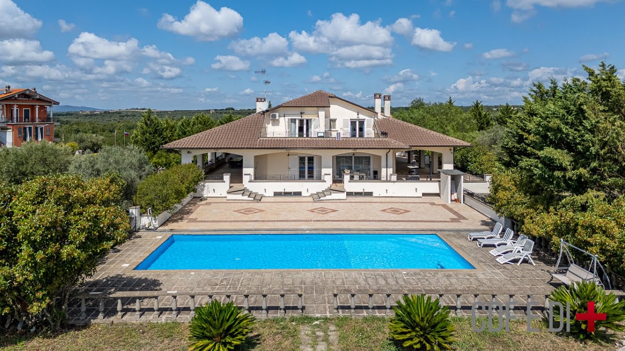 Vista dall'alto | Canino (VT), Italy | Villa con piscina, parco e ...