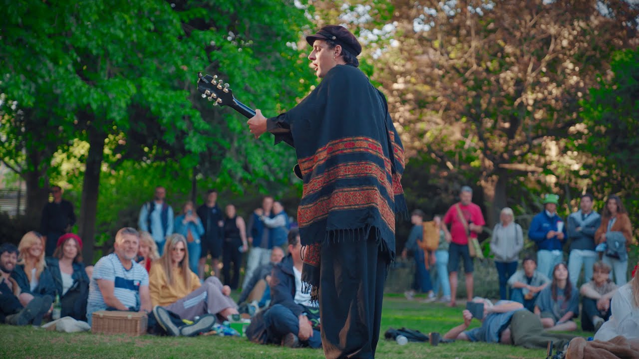 Romain Axisa - Be Bop A-Lula (Improv Jam in the Pavilion Gardens) - YouTube