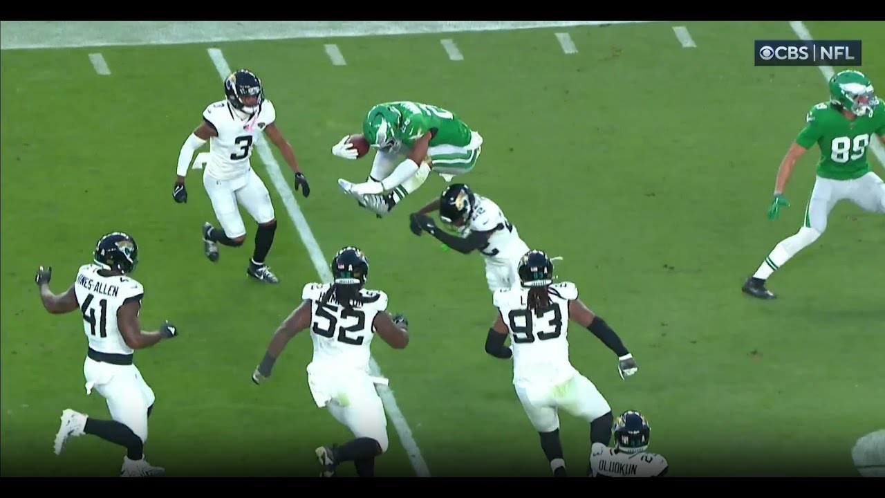 Saquon Barkley Hurdles Backwards over Defender - YouTube