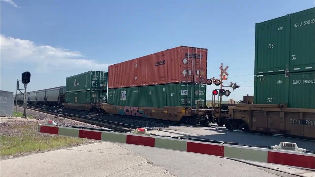 Bus Brown Drive railroad crossing, UP 5148 Manifest, Woodbine, IA - YouTube