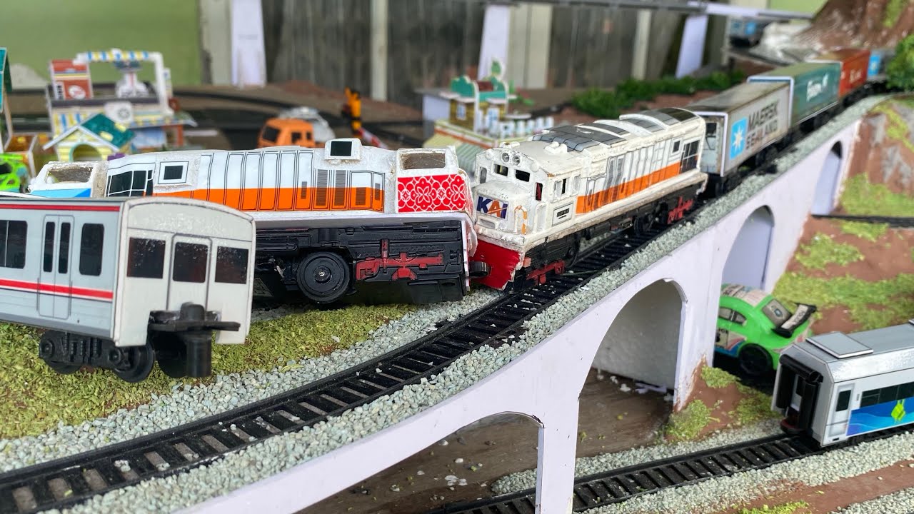 Train Moment‼️tabrakan kereta api cc201 dan KAI cc206 kereta turangga ...