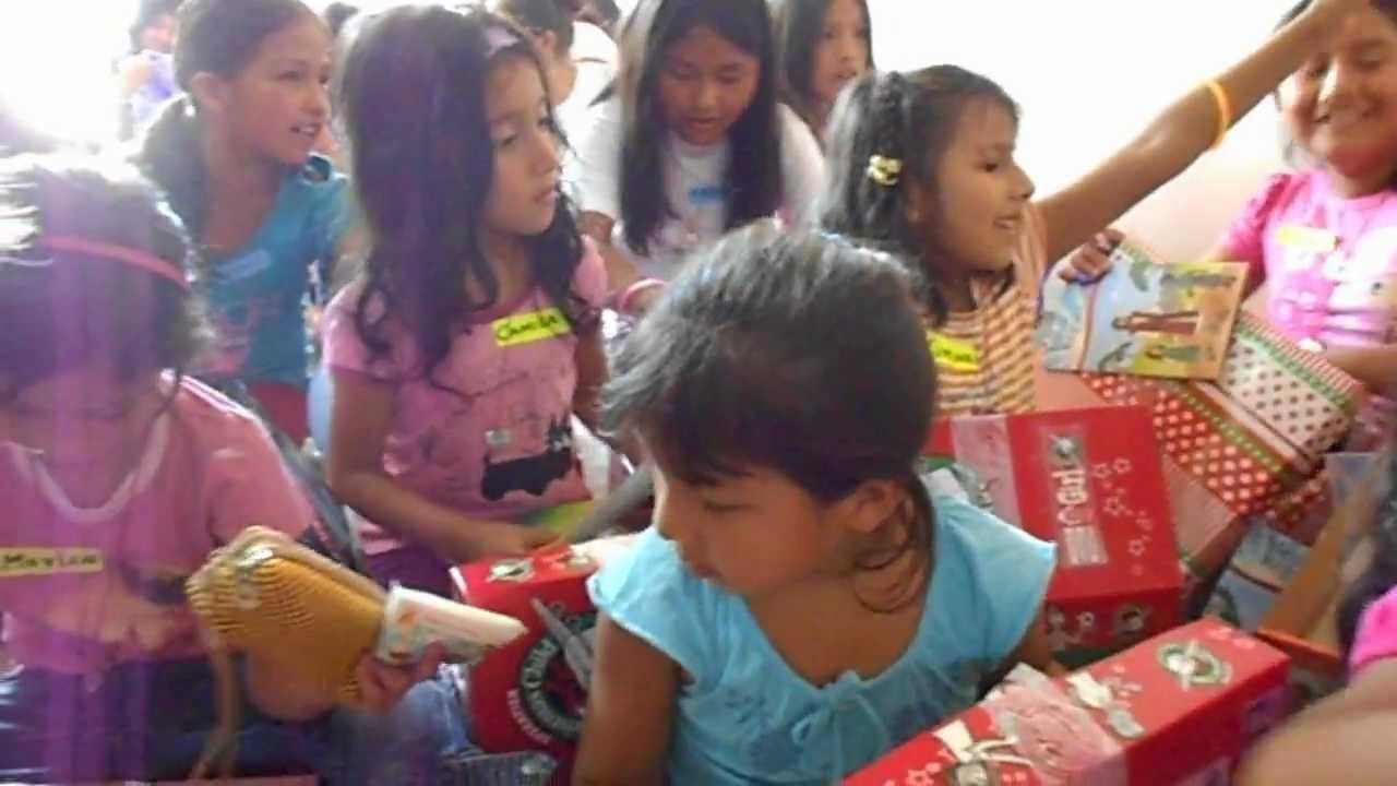 Children in Peru opening their OCC Shoe boxes - YouTube
