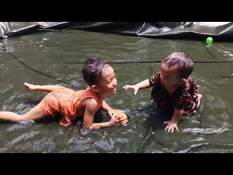 Cute Cici and Caca Water Play | Safe Pool Fun for Babies - YouTube