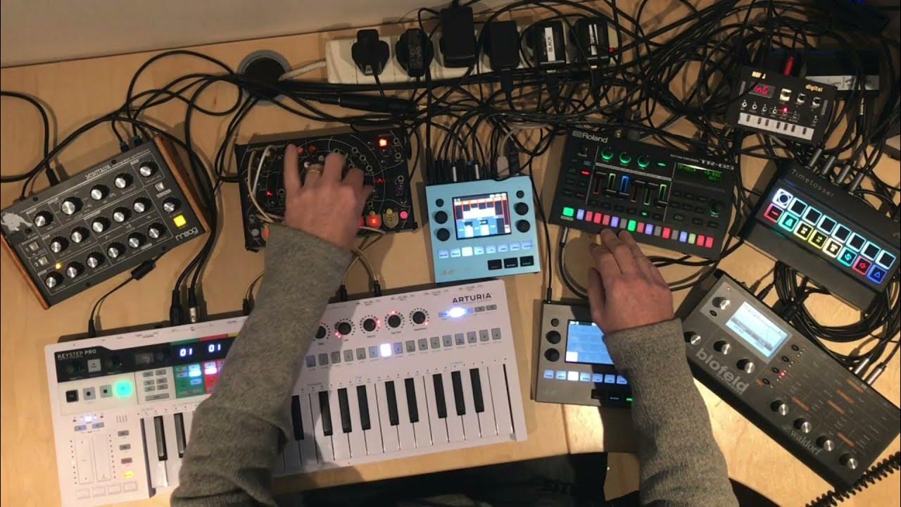 Live Techno Jam #6 - Roland TR6S - Quadrantid Swarm - Minitaur - BlueBox - Blofeld - NTS1 - YouTube