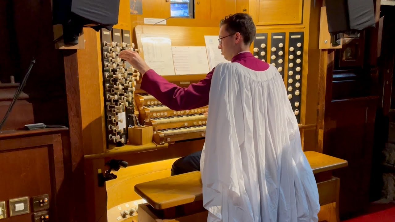 Lincoln Cathedral Organ - Fugue in G Minor, BWV 578 (Bach) - YouTube