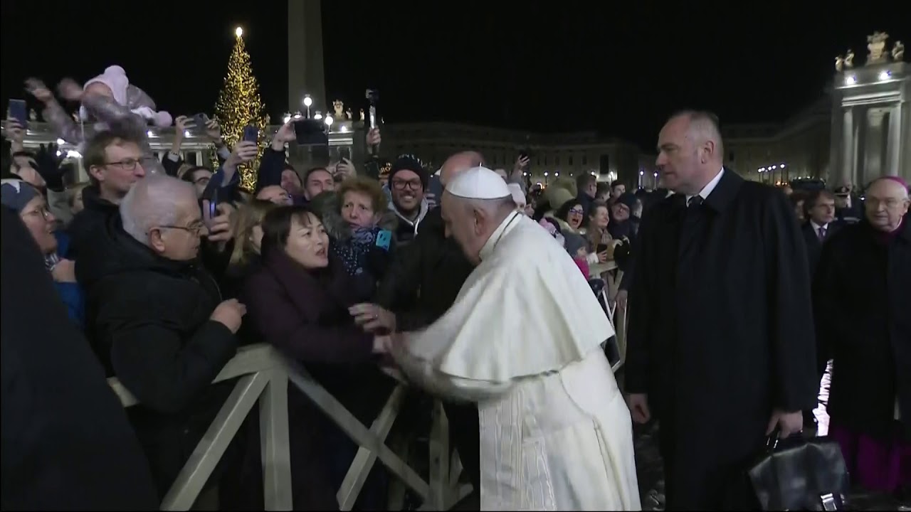 Pope Francis gets angry with pilgrim who grabbed his hand 31 December ...