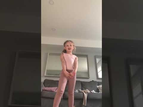 Penny dándonos clases de gimnasia