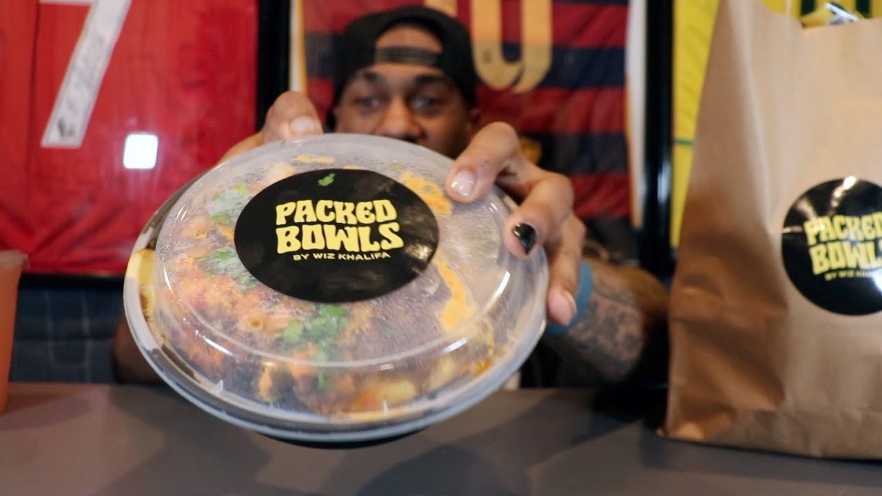 Trying Wiz Khalifa's Restaurant! - YouTube