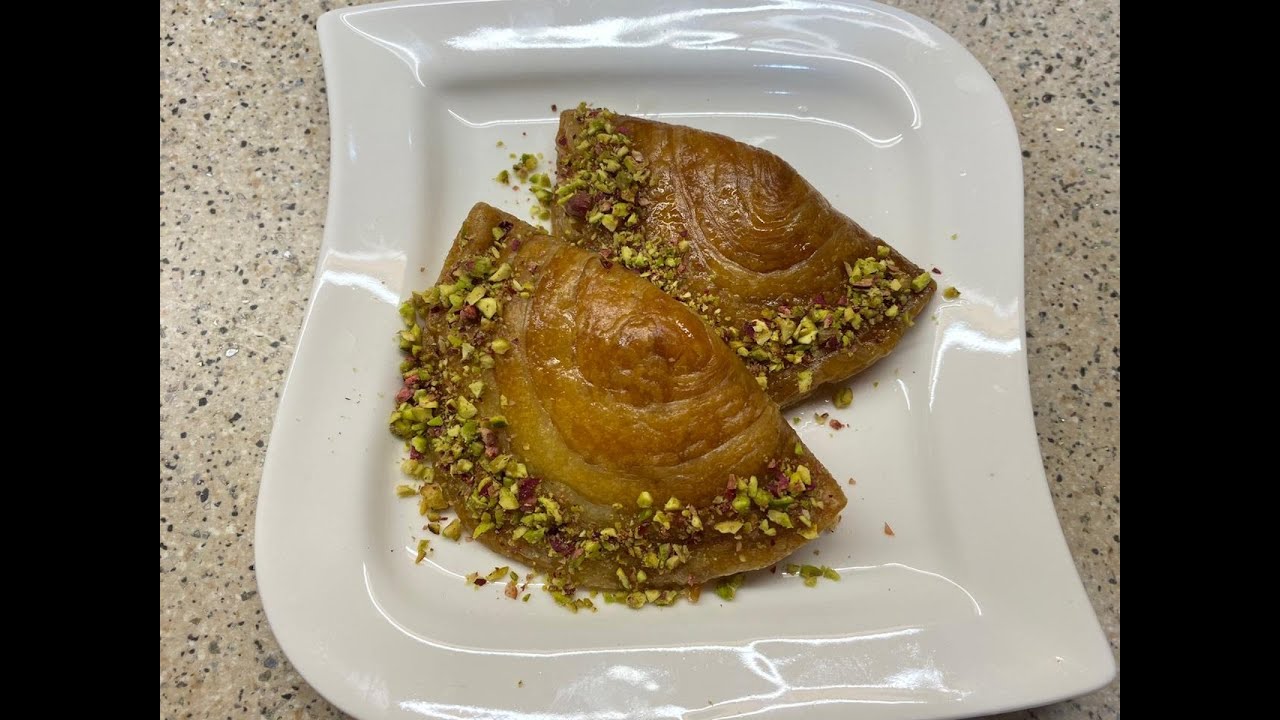 Bakllava me arra dhe stika në formë guacke | Baklava with nuts and ...