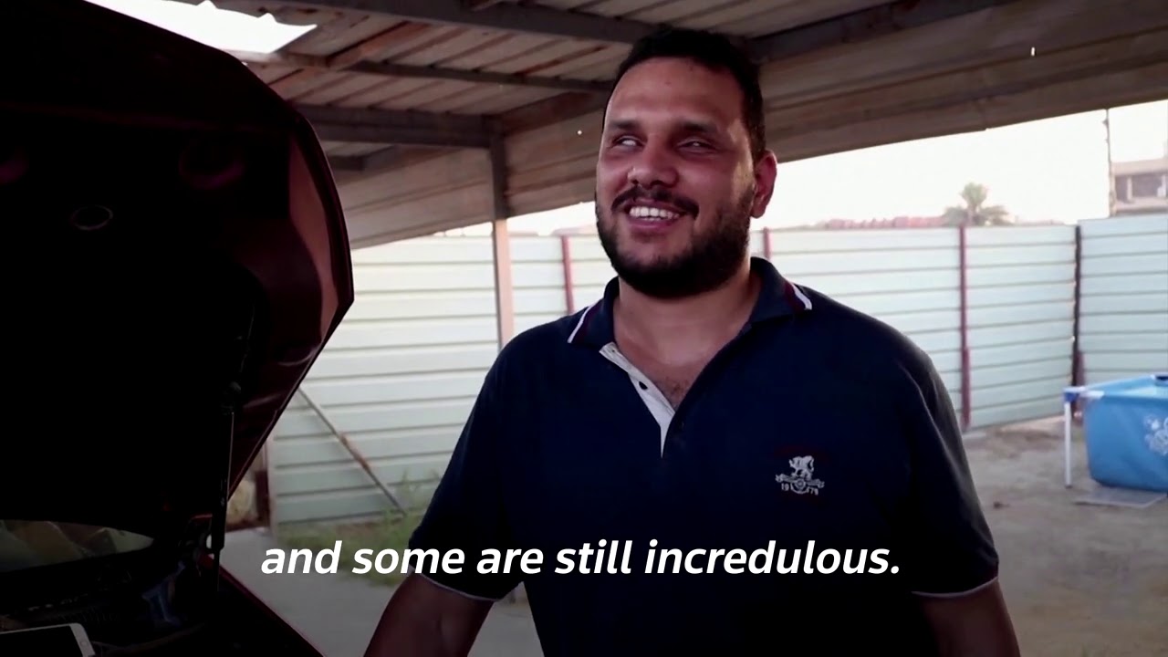 Iraq's blind car mechanic - YouTube