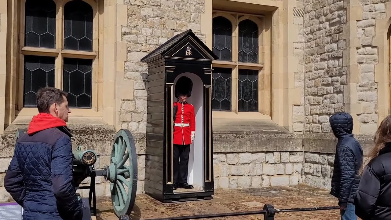 Welsh Guard shouts at tourist (GET OFF THE GATE) #toweroflondon - YouTube