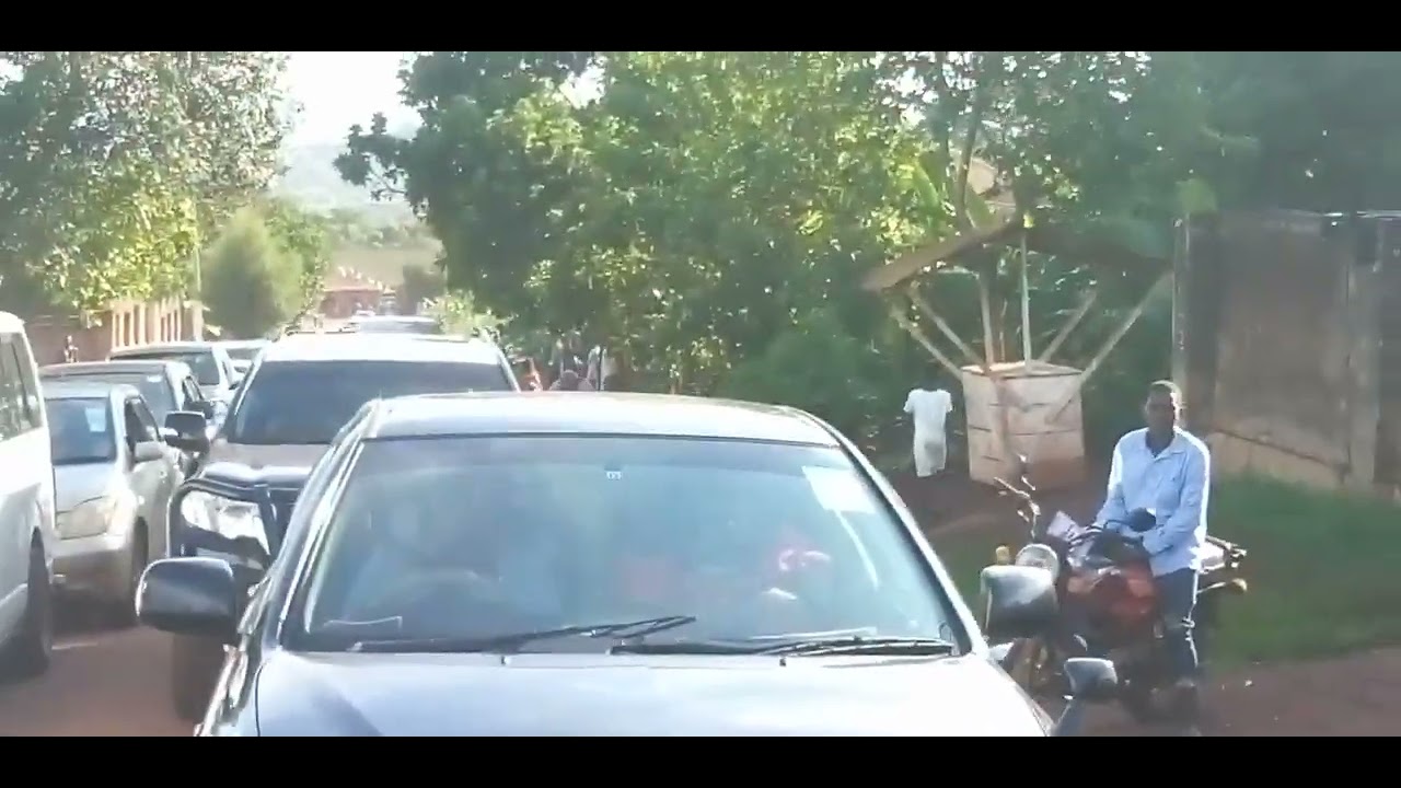 people of Kyabazinga moving from bugembe cathedral to #igenge house ...