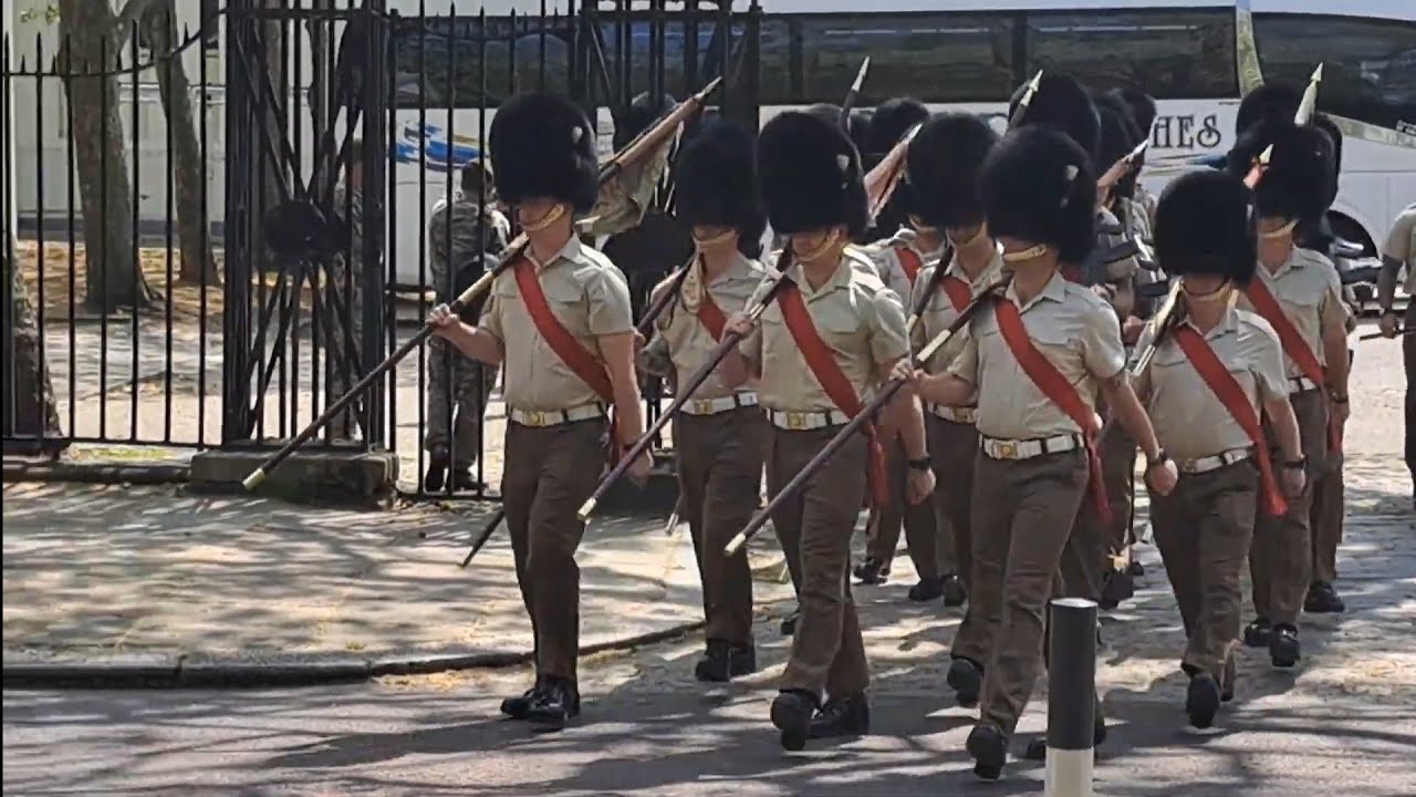 Kings guards marching out of Wellington barracks #thekingsguard - YouTube