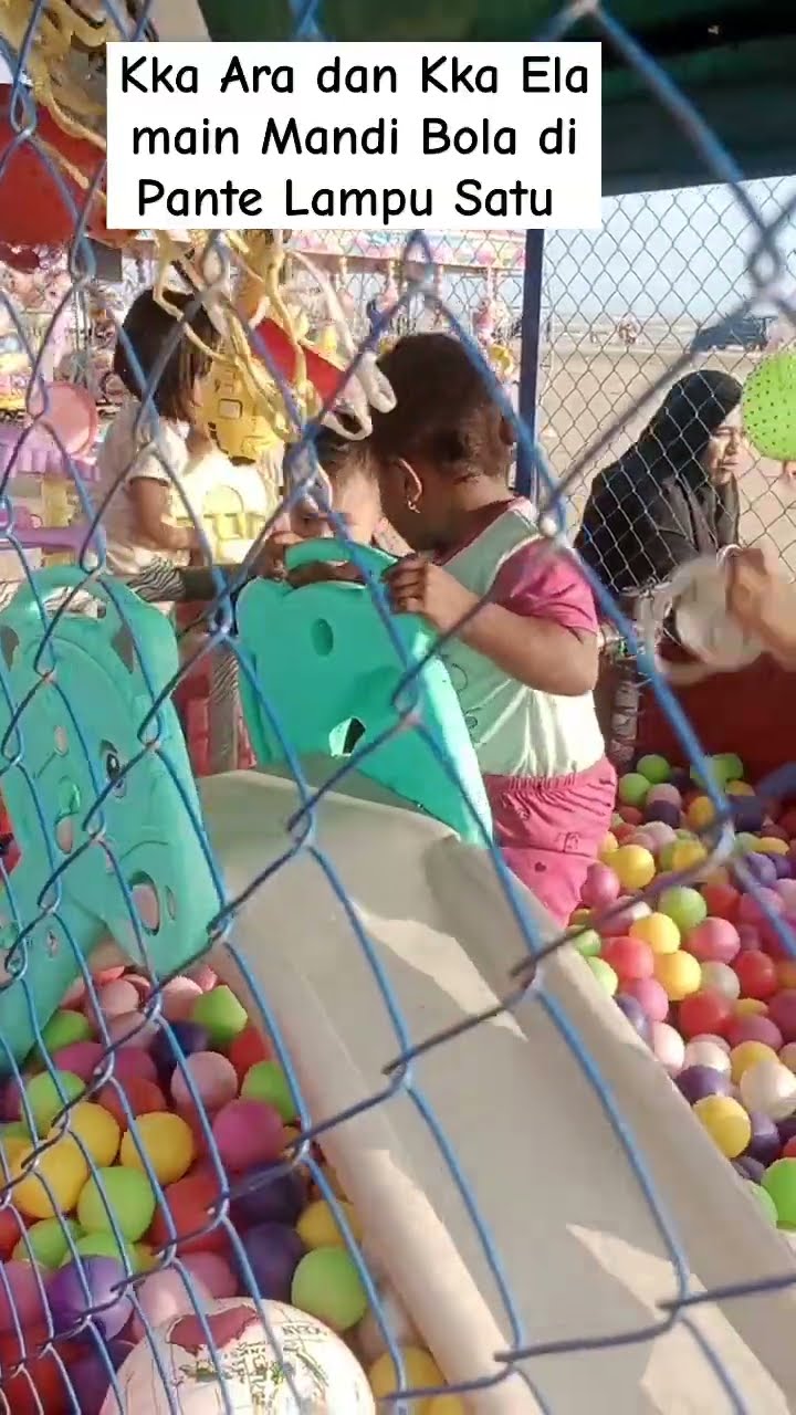 Keseruan Kka Ara dan Kka Ela Main Mandi Bola di Pante Lampu Satu Merauke Papua Selatan ‼️ - YouTube