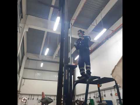 Greasing/Lubrication of forklift mast, chains and grease fittings - YouTube