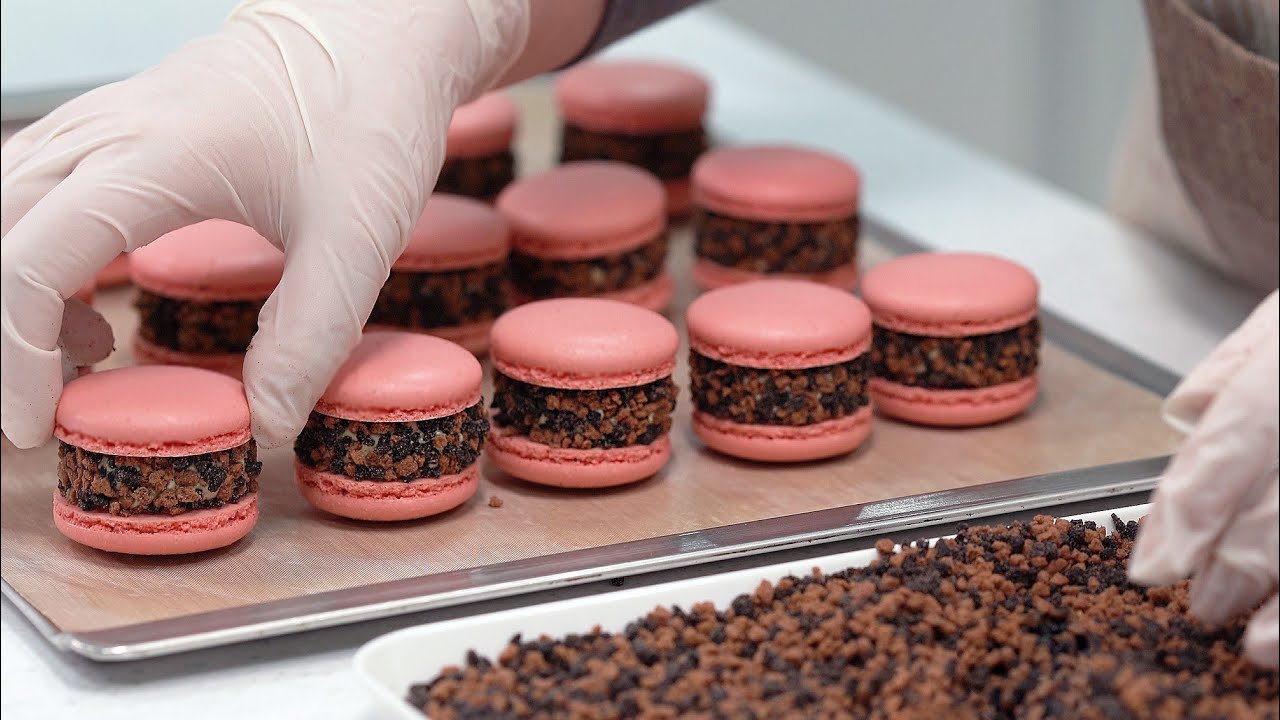 Crispy Crunch & Strawberry Vanilla Macarons Recipe 돼지바 마카롱 만들기ㅣSUGAR ...