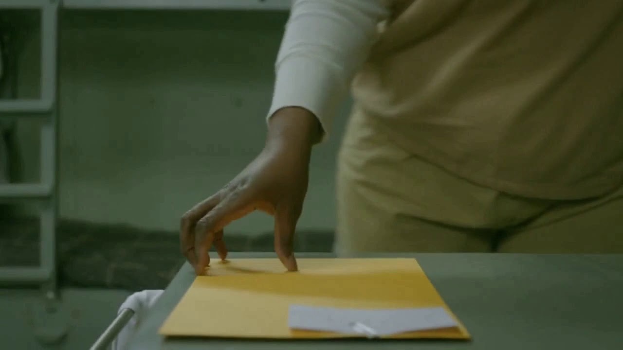 OITNB Season 7x13 Taystee receives Doggett diploma - YouTube