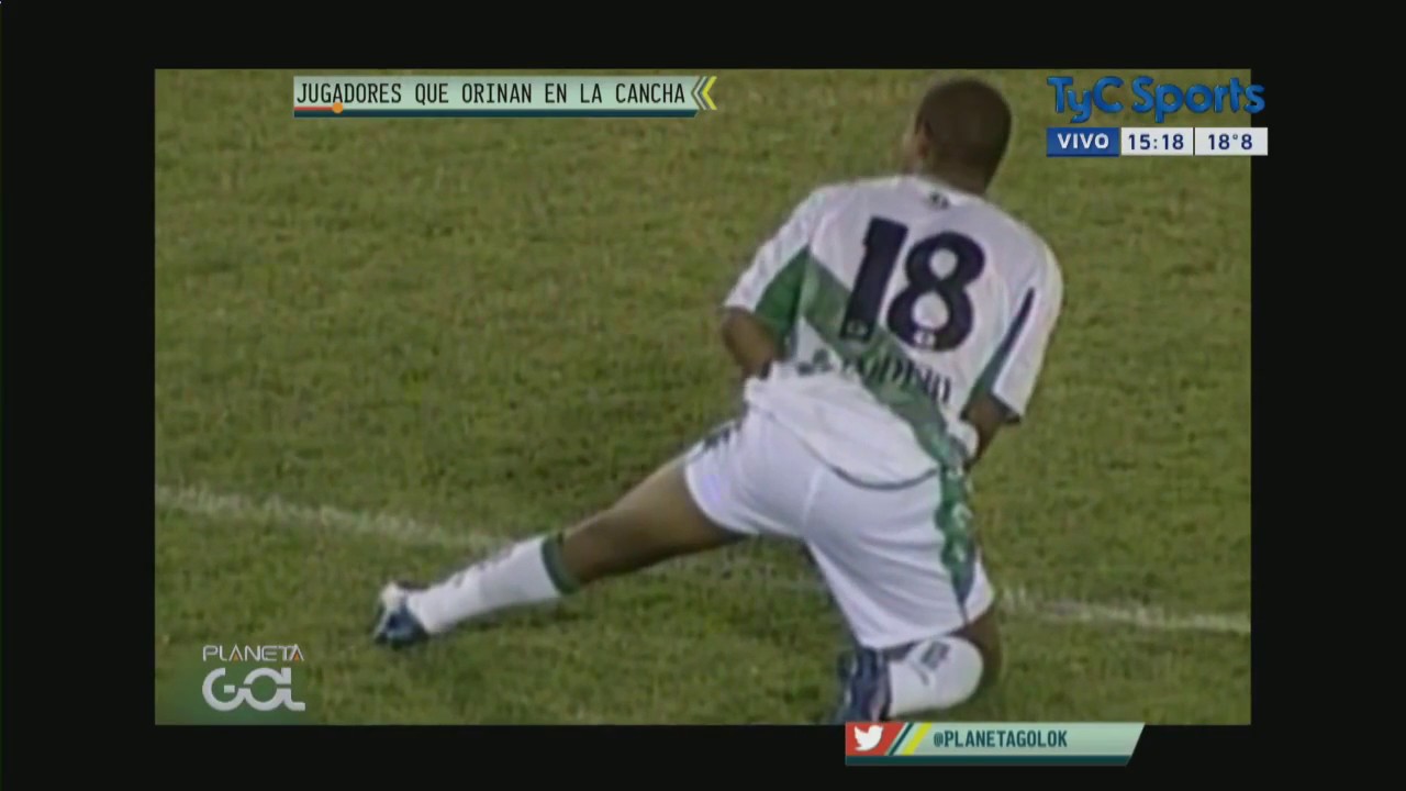 Jugadores que Orinan en la Cancha - Planeta Gol - YouTube