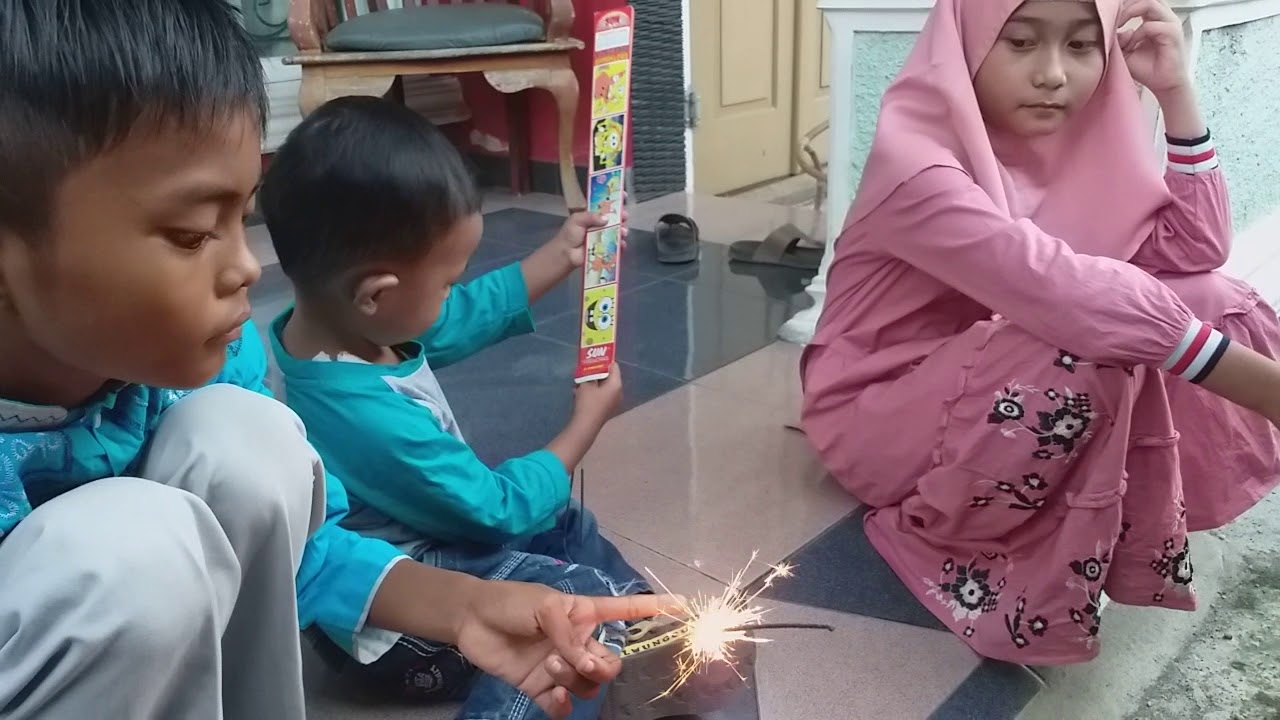 BERMAIN KEMBANG API - YouTube