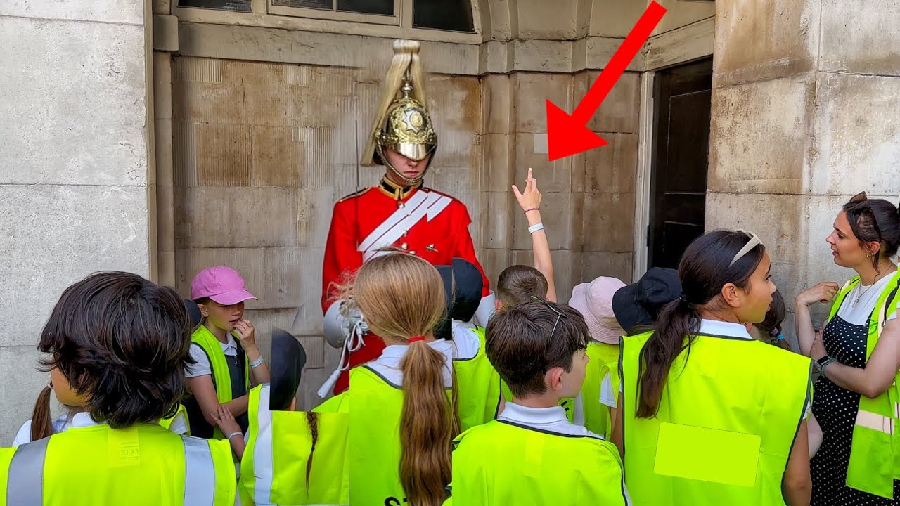 King's Guard Act of Kindness to School Children is Priceless - YouTube