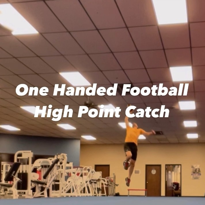 One Handed Football High Point Catch #trainlikethepros - YouTube