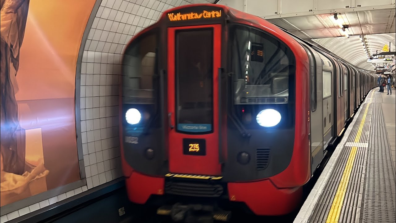 Victoria line 2009 stock at King’s Cross station - YouTube