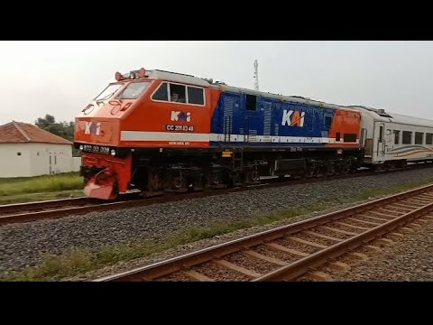 KERETA API BRANTAS SPESIAL LOKOMOTIF MERAH BIRU NGEBUT TIKUNGAN ...