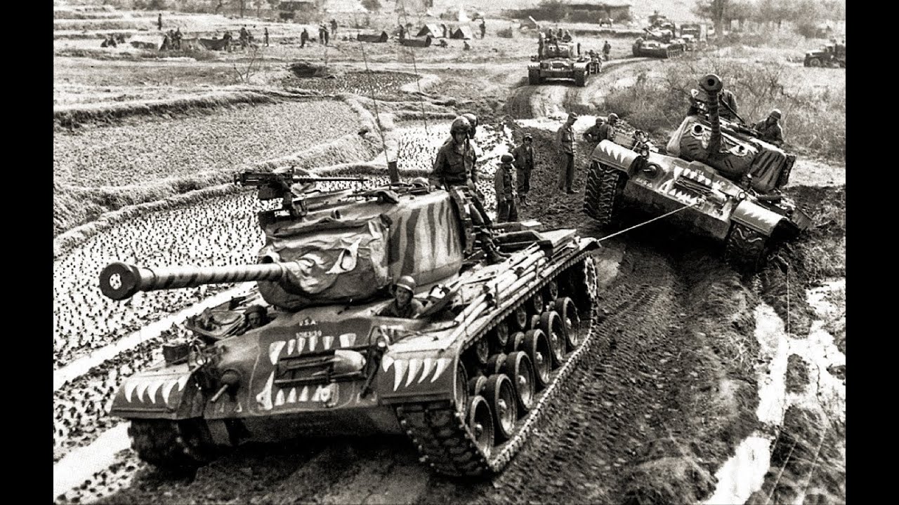 WW II - Tank stuck in mud ! - YouTube