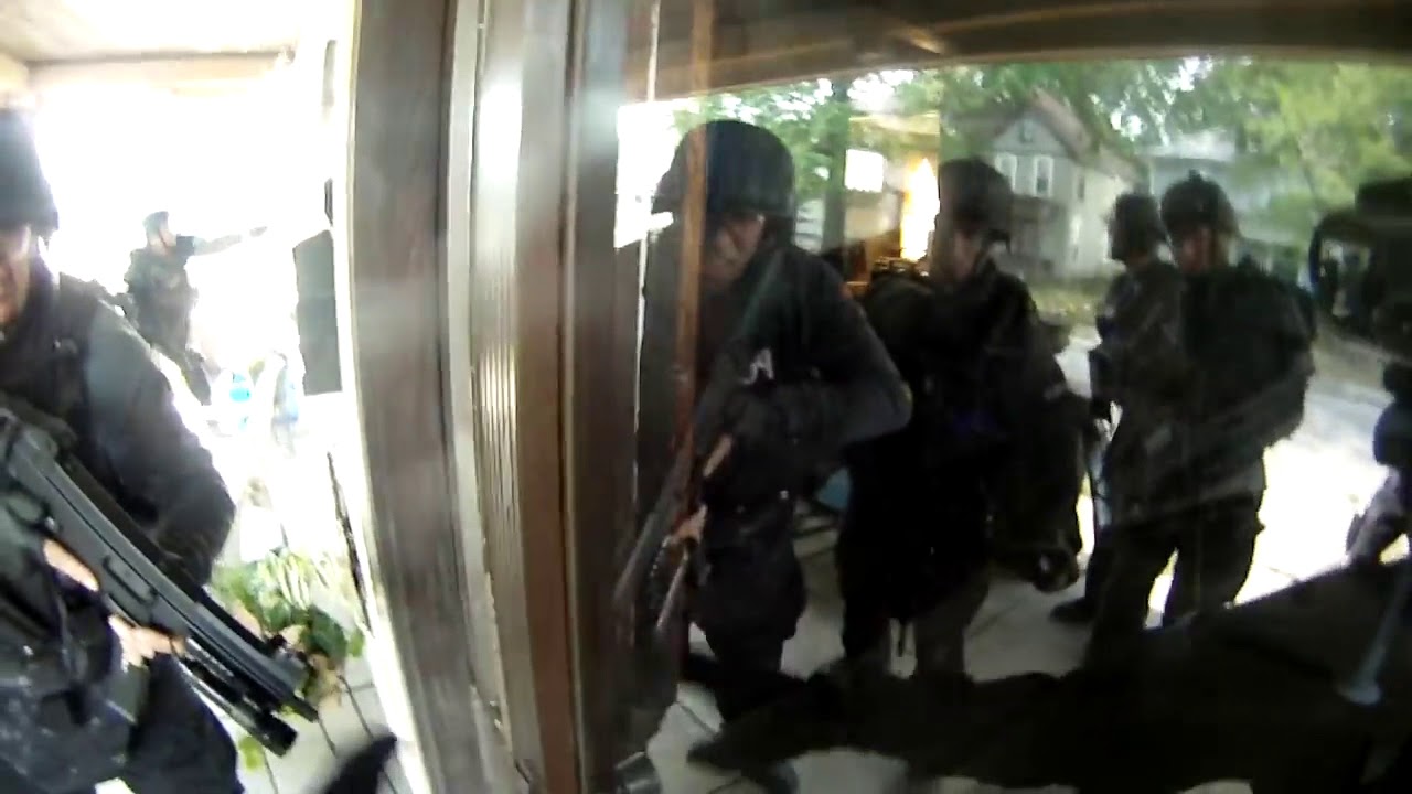 Equipo SWAT entran a una casa /// Team SWAT Assault Home - YouTube