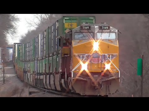 UP 7169 Leads ZYCEG through Kinmundy, IL - YouTube