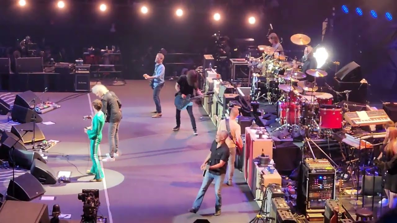 Foo Fighters, Justin Hawkins with Queen- Under Pressure - YouTube