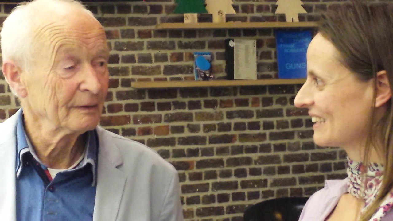 Voorleesweek met FLONKI: Guus KUIJER over lezen - YouTube