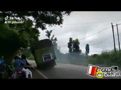 Detik detik truk guling