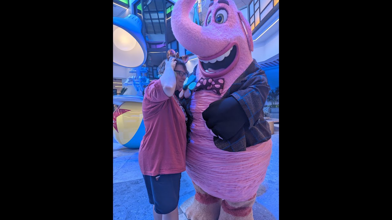 Meeting Disney Characters Without Entering the Parks - YouTube