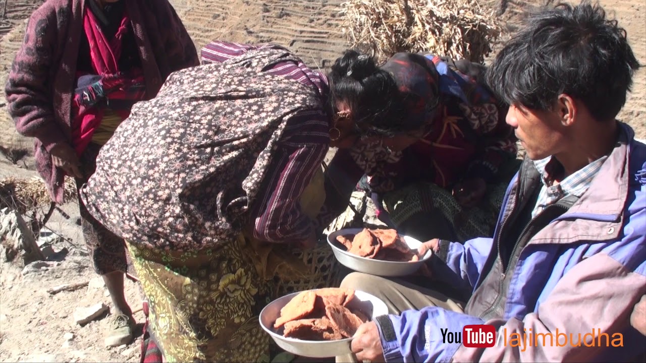 Himalayan traders having bread || ब्यापारीहरु अर्नी लिदै || village ...