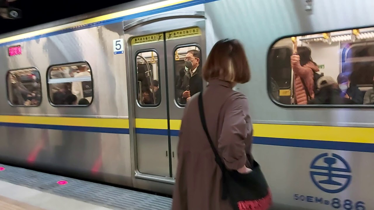 2A次台北發車經由環島鐵路網開往台北的E402單電頭+Hello Kitty環島之星觀光專列，和4154次經由宜蘭線開往蘇澳的EMU886 ...