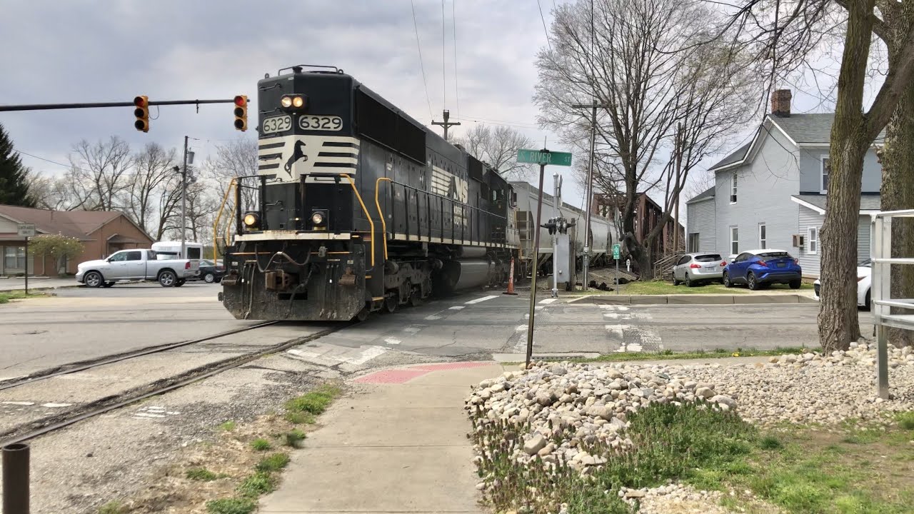 Street Running Train Hurries For Green Light! Rare Ohio Street Running ...