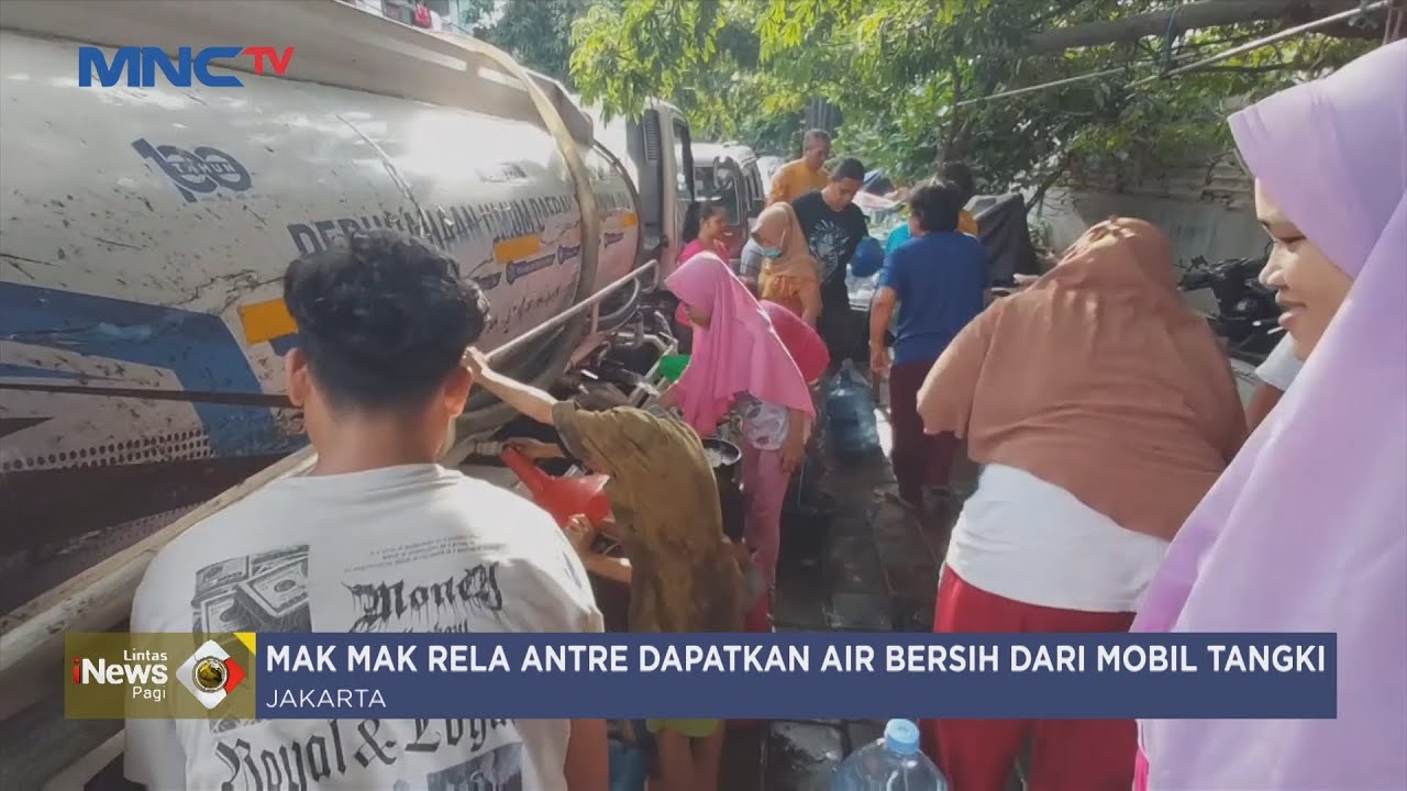 Mak-mak di Pademangan Rela Antre Dapatkan Air Bersih dari Mobil Tangki ...
