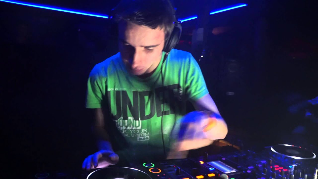 Intro DJ Cyber @ Music-Hard (28-11-2014) - YouTube