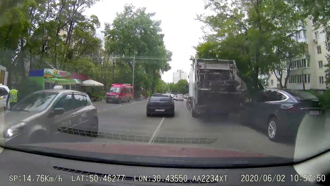 Garbage Truck vs Tesla - YouTube