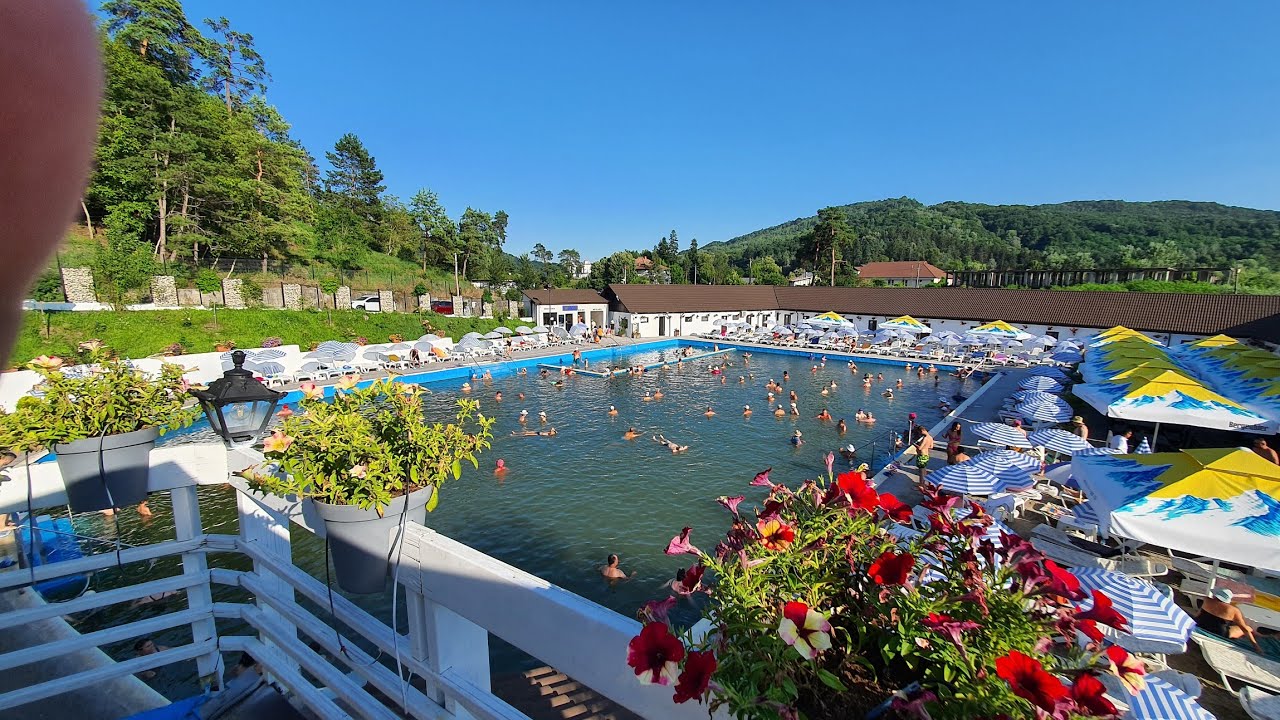 Strandul fără fund Ocnele Mari - YouTube