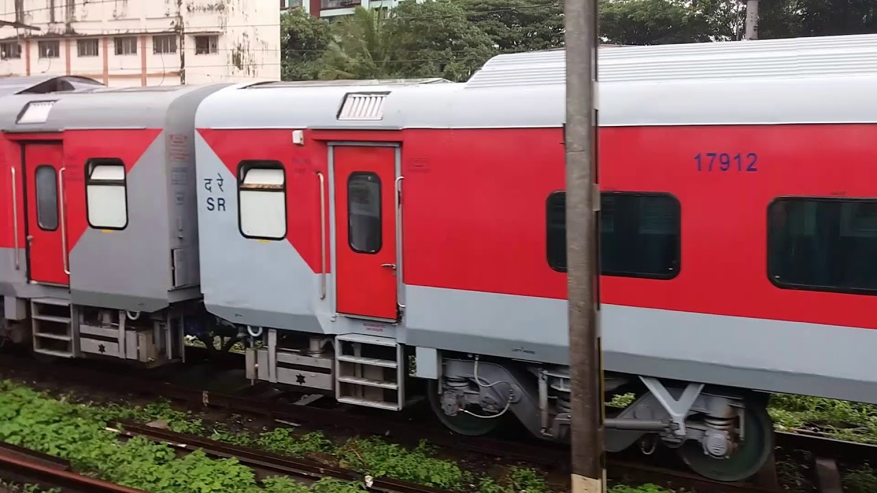 22629/30 || Tirunelveli-Dadar via Konkan || rakes resting at Dadar ...