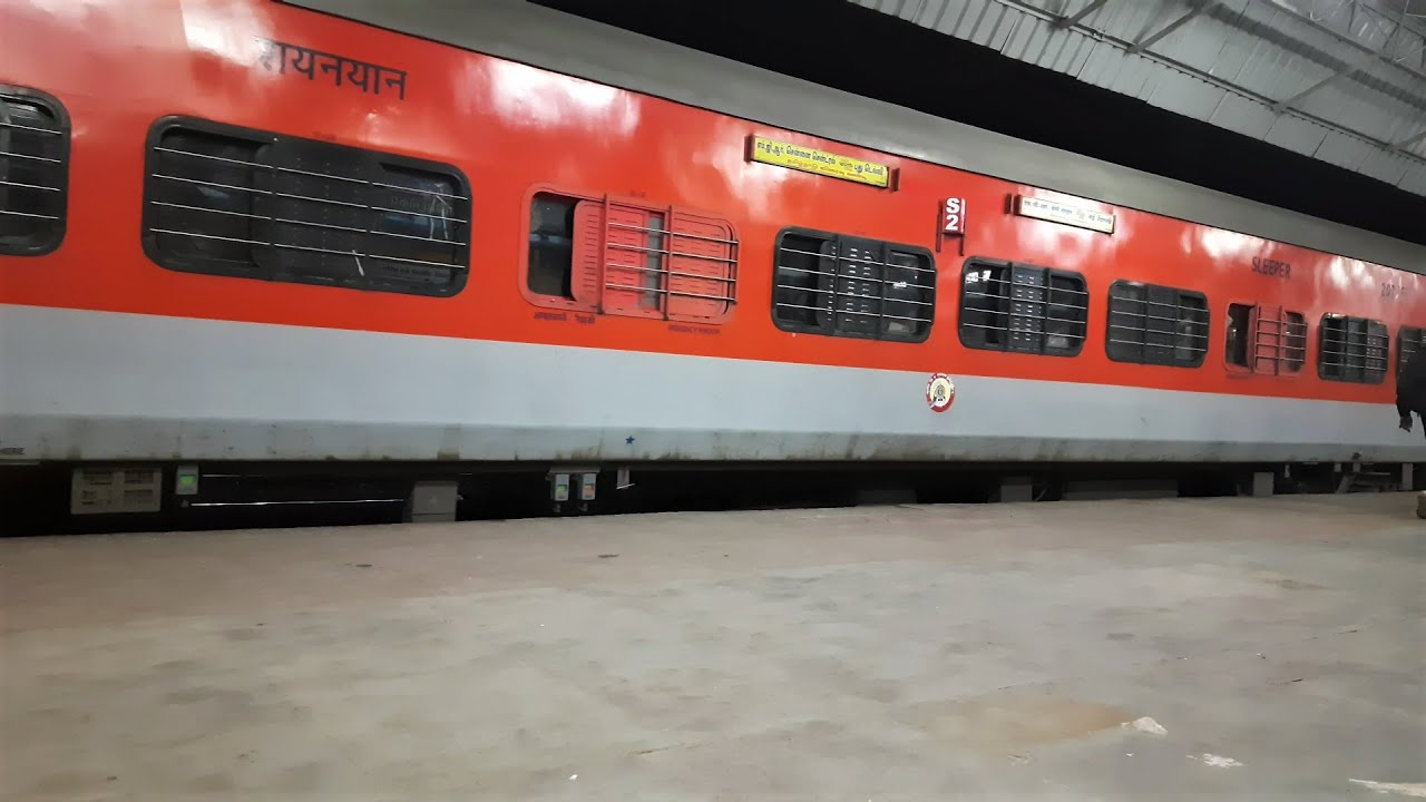12621 Tamil Nadu Express | Arrival & Departure | Gwalior Junction # ...