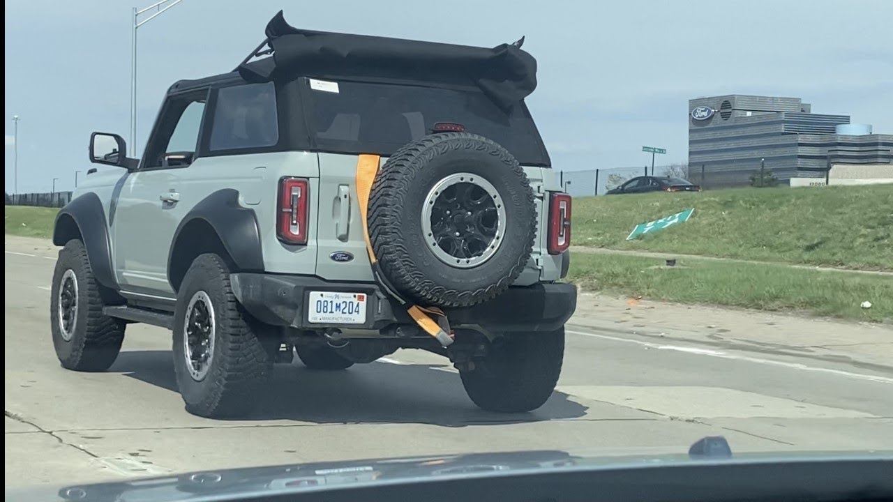 2022 FORD BRONCO CONVERTIBLE SPOTTED FREEWAY DRIVING - YouTube