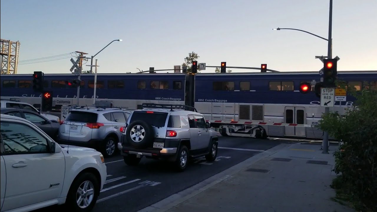 CDTX 2117 Amtrak Pacific Surfliner passes 17th Street, Santa Ana CA ...