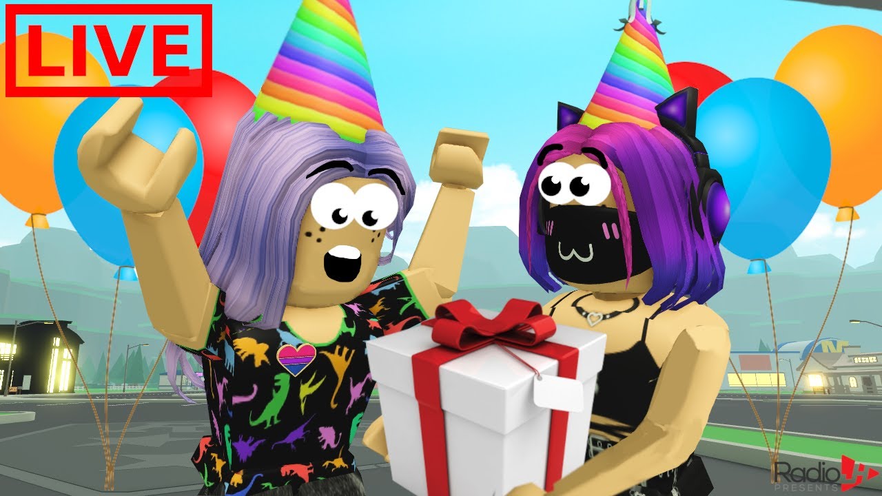 TEACHING MY MOM ROBLOX + OPENING BLIND BAGS on her BIRTHDAY!! | Live ...