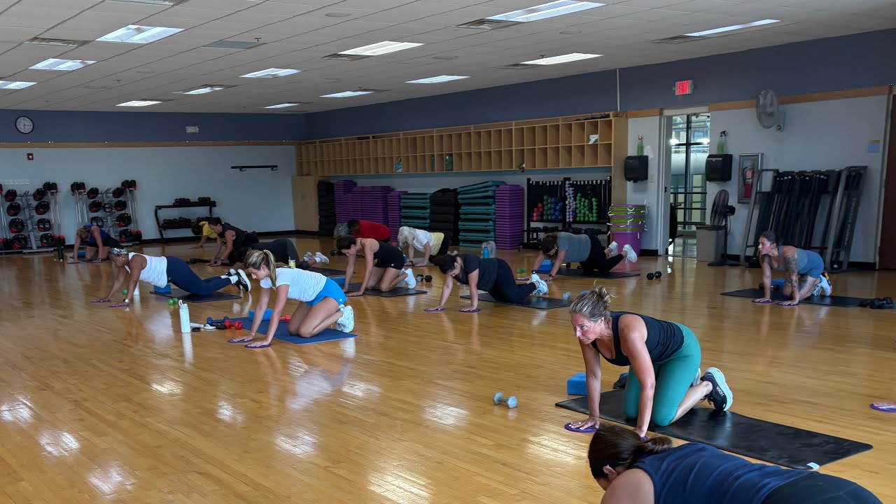 Body Weight HIIT Workout Class Group Fitness #groupfitness - YouTube